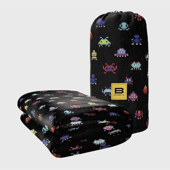 Big Blanket Co | Bedding | Nwt Big Blanket Co Retro Raiders X 10 ...